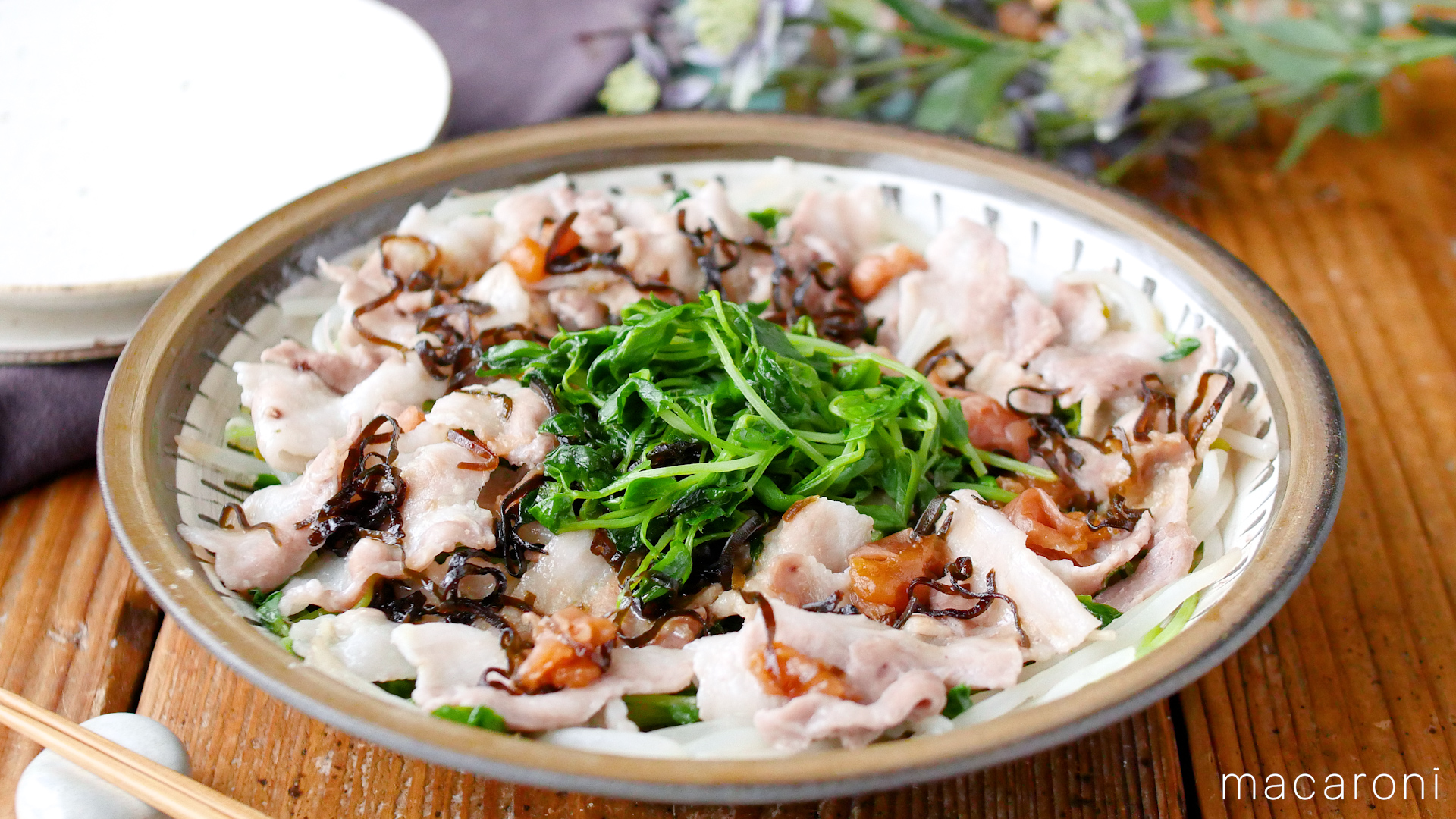 豚肉と豆苗ともやしの梅塩昆布レンジ蒸し - macaroni - 「食」と「女性」が主役のライフスタイルマガジン | Yahoo! JAPAN