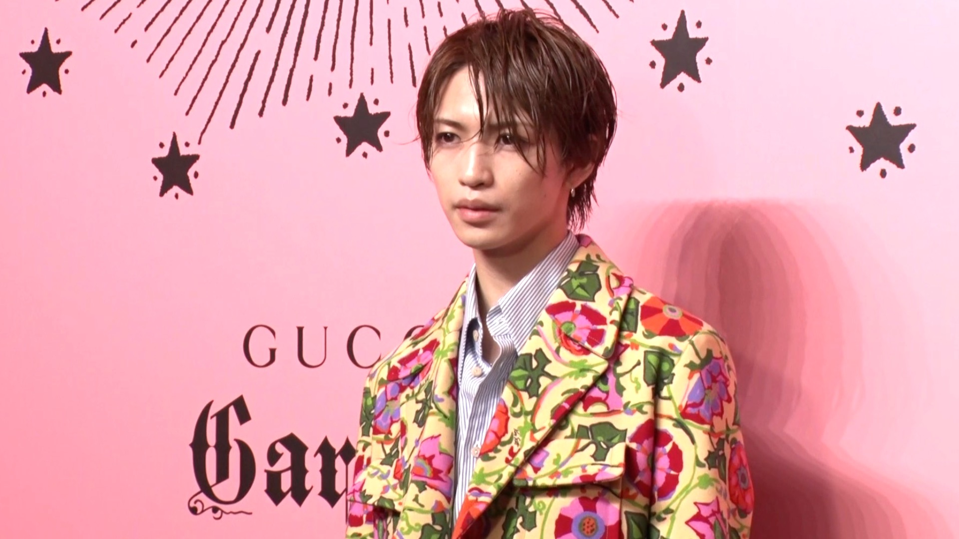 元king & Prince・岩橋玄樹、ジャニーズ退所後初公の場 クールな表情で魅了 花柄ファッションでグッチ100周年記念展に来場