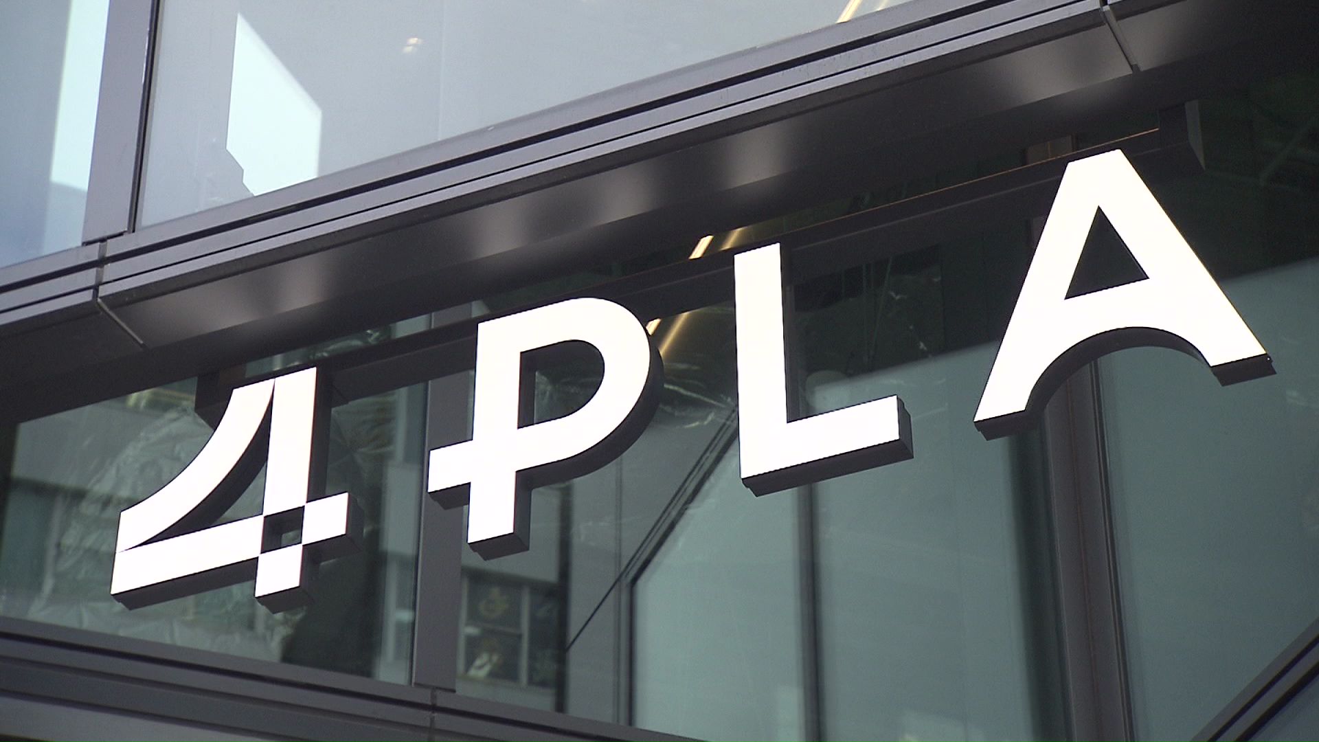 【新生“4PLA”先行オープン】1階テナントは時計店や飲食店など…公園のような空間や”アート展示スペース”も―初日から利用客続々「昔の4プラとは違う楽しさ」2025年夏全面オープン予定〈北海道 ...