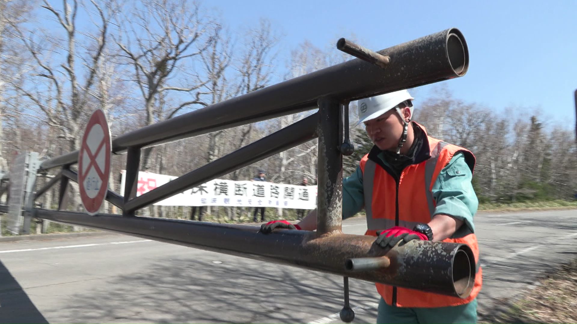 さぁゴールデンウィーク後半戦！知床横断道路が「開通」と思ったら…まさかの“真っ白”観光客からも驚きの声_凍結の恐れで当面は午前9時30分～午後4時のみ通行可〈北海道斜里町〉 - 北海道ニュース ...