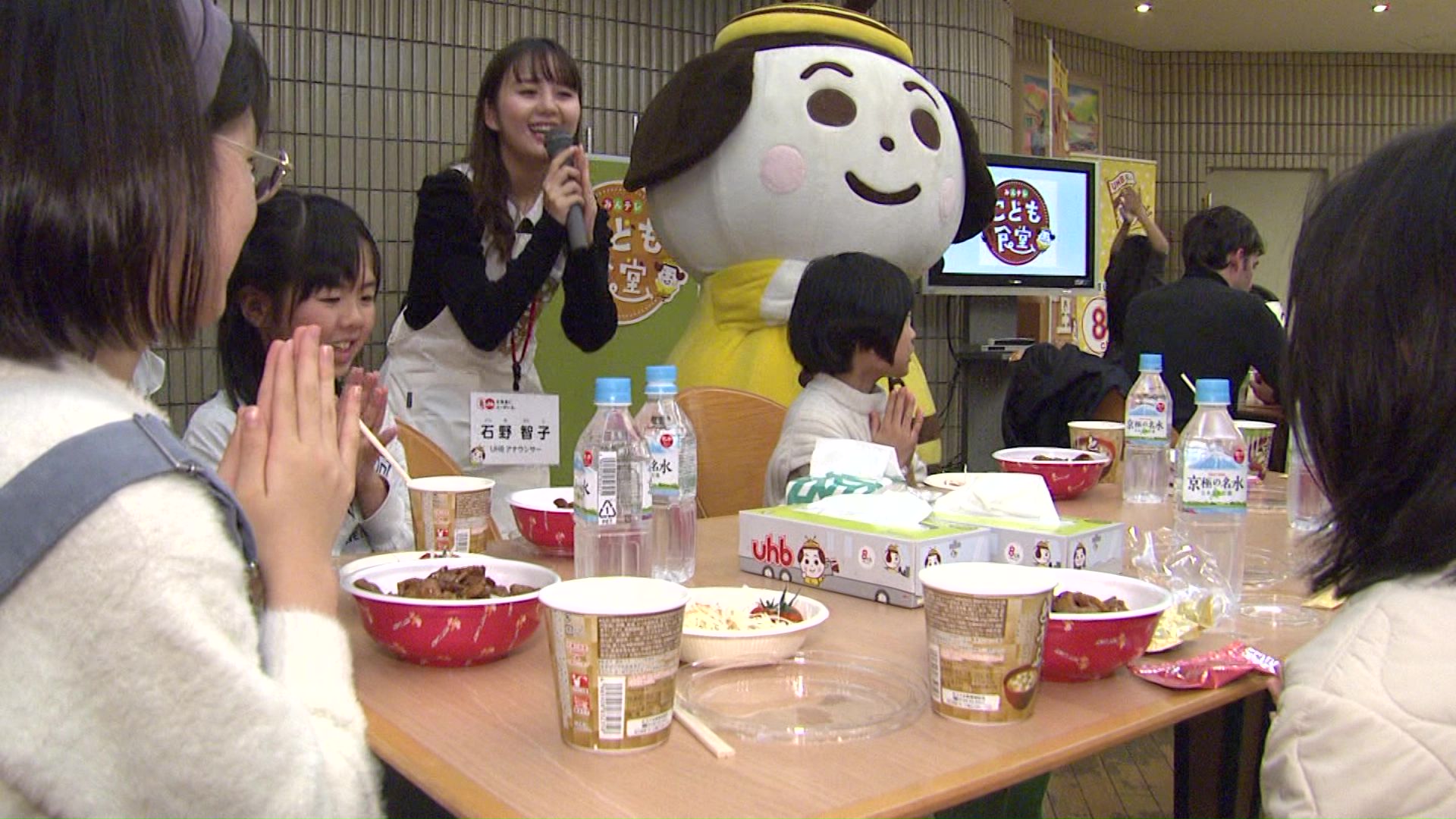 "地域の親子の交流の場に"… 「みんテレこども食堂」初開催 自分で盛り付け「ホットシェフ」を体験 生放送中のスタジオ見学も 12月22日にも開催 - 北海道ニュースUHB TimeLine ...