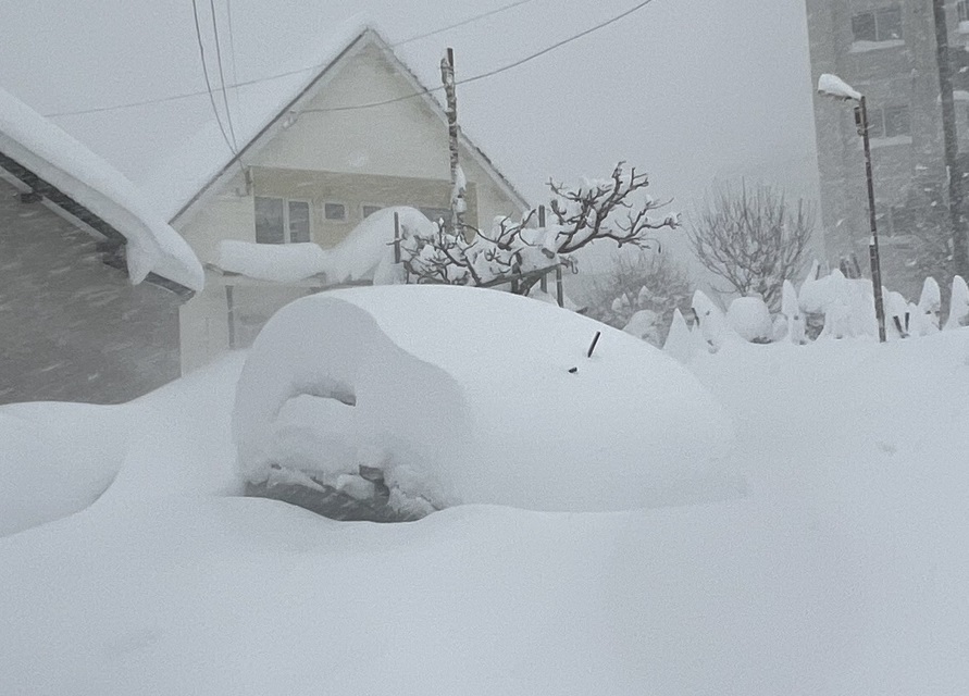 「もう勘弁して」48時間で80センチ…北海道小樽市で観測史上一番の記録的”ドカ雪” 高速道路はホワイトアウト状態に…通行止めやJRの運休相次ぐ - 北海道ニュースUHB TimeLine ...
