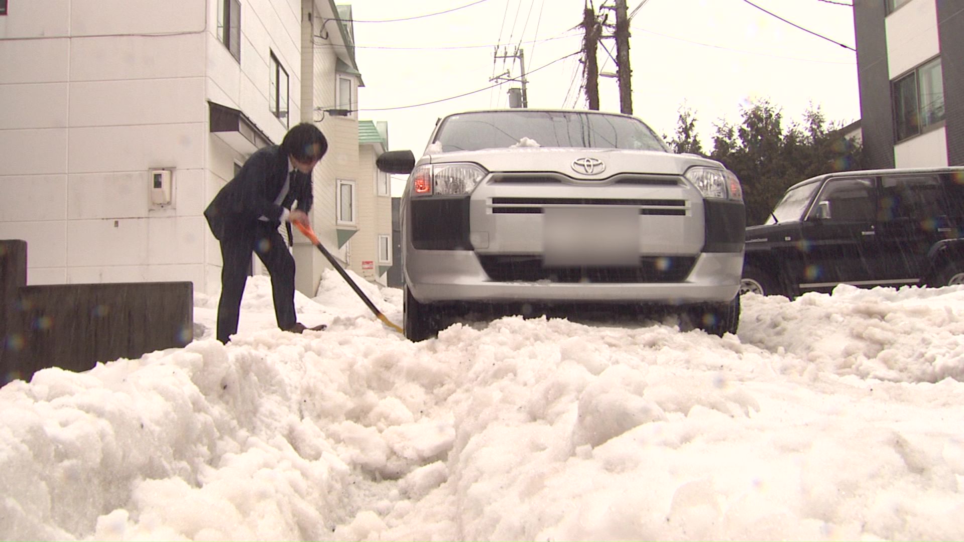 前の日と寒暖差16℃以上 春から冬に季節が逆戻り 雪に埋まる車が続出…寒さと吹雪に市民はうんざり 観光客は大喜び 北海道 - 北海道ニュースUHB TimeLine | Yahoo! JAPAN