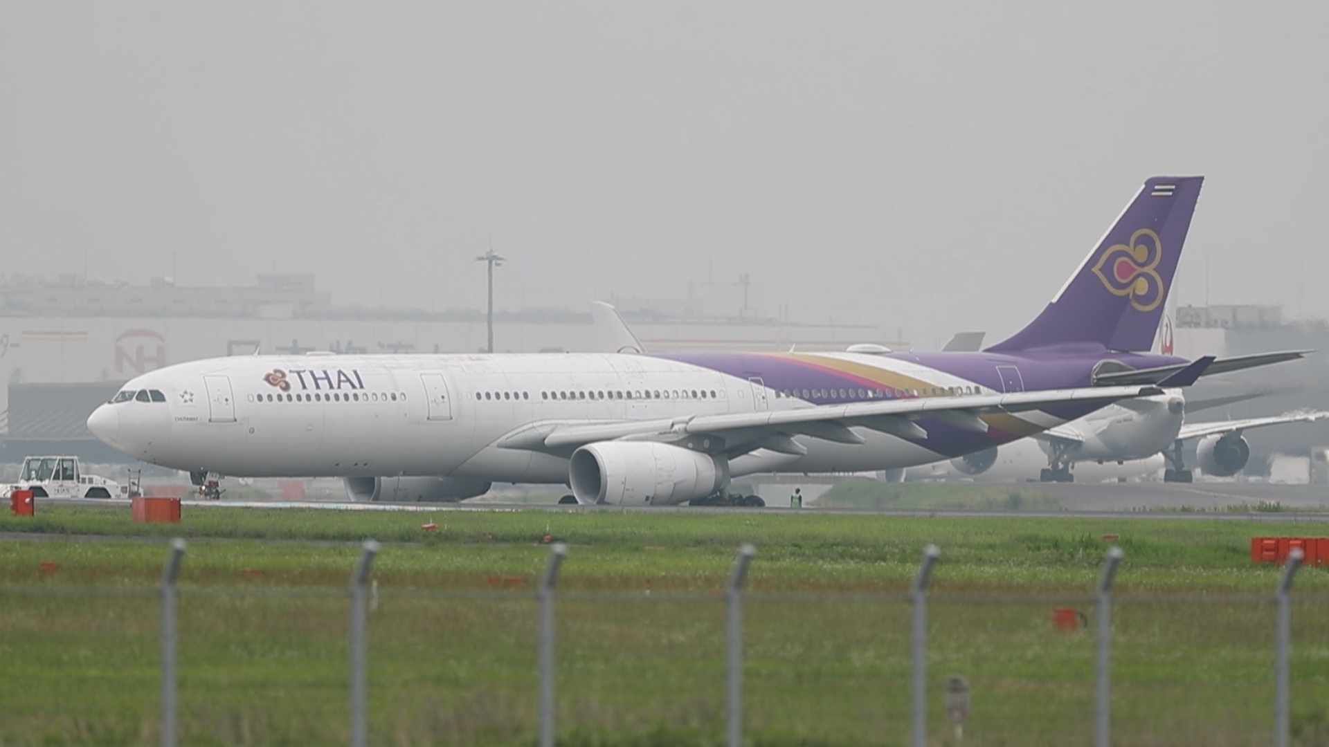 誘導路で旅客2機接触 滑走路一時閉鎖 羽田空港 - 時事通信映像センター | Yahoo! JAPAN