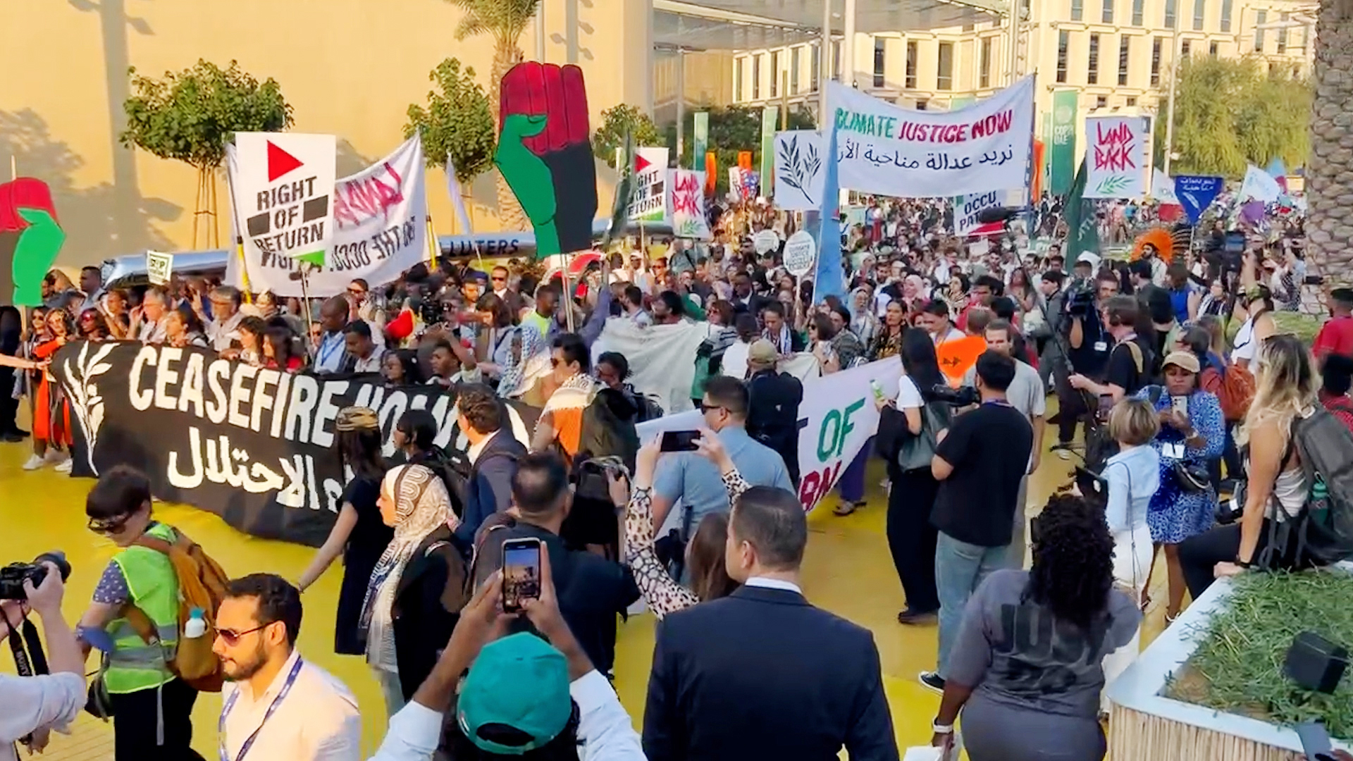 「気候正義」訴え大規模デモ COP28会場で500人超 - 時事通信映像センター | Yahoo! JAPAN