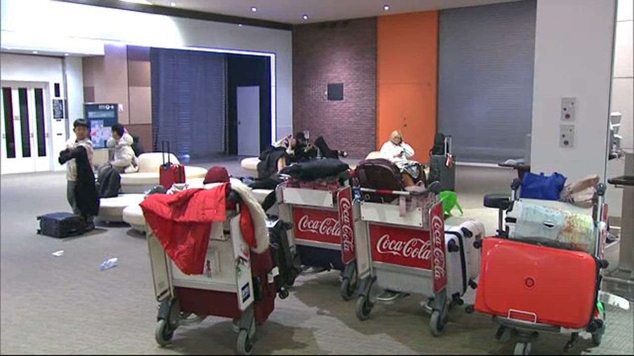 新千歳空港 一部の利用客がロビーの床やソファで迎春―大みそか53便欠航の影響「あまり寝られない」「普段やらない経験 これはこれでよかった」 - 北海道ニュースUHB TimeLine ...